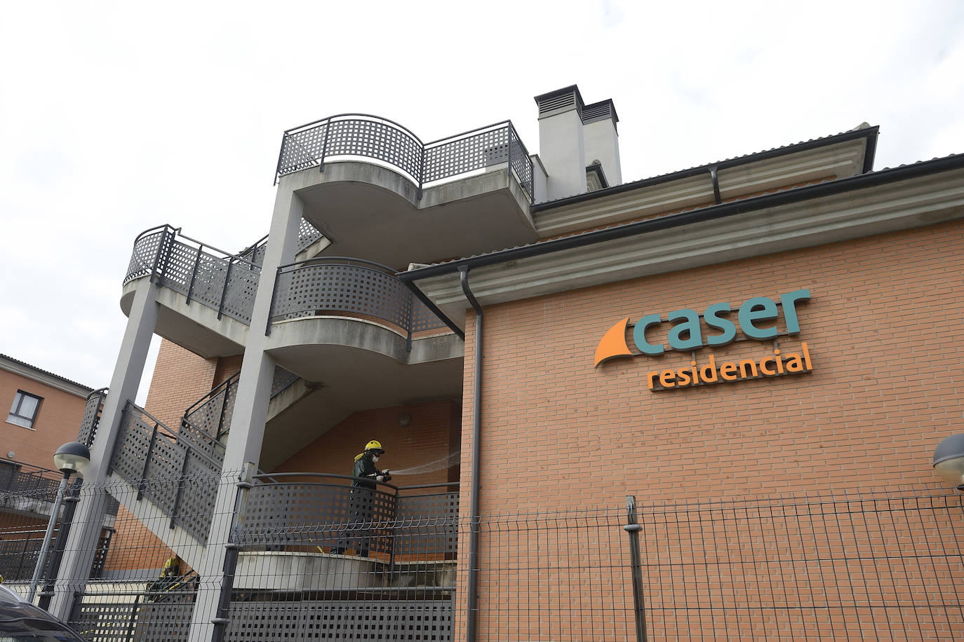 Fotos: Desinfectan la residencia Caser | La Verdad