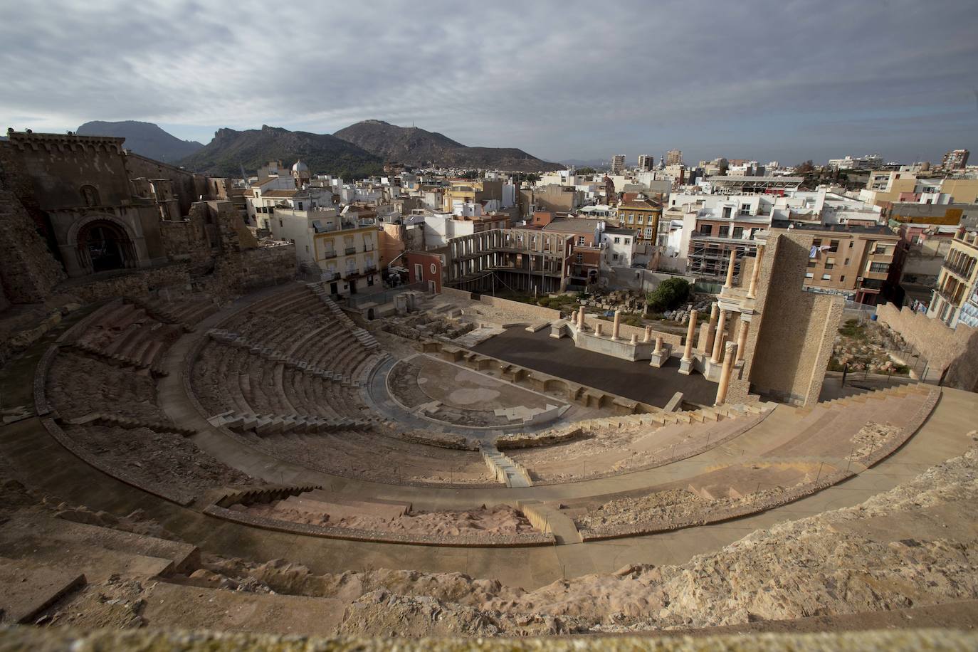 Fotos: Vía libre a rescatar el pórtico del Teatro Romano tras veinte ...