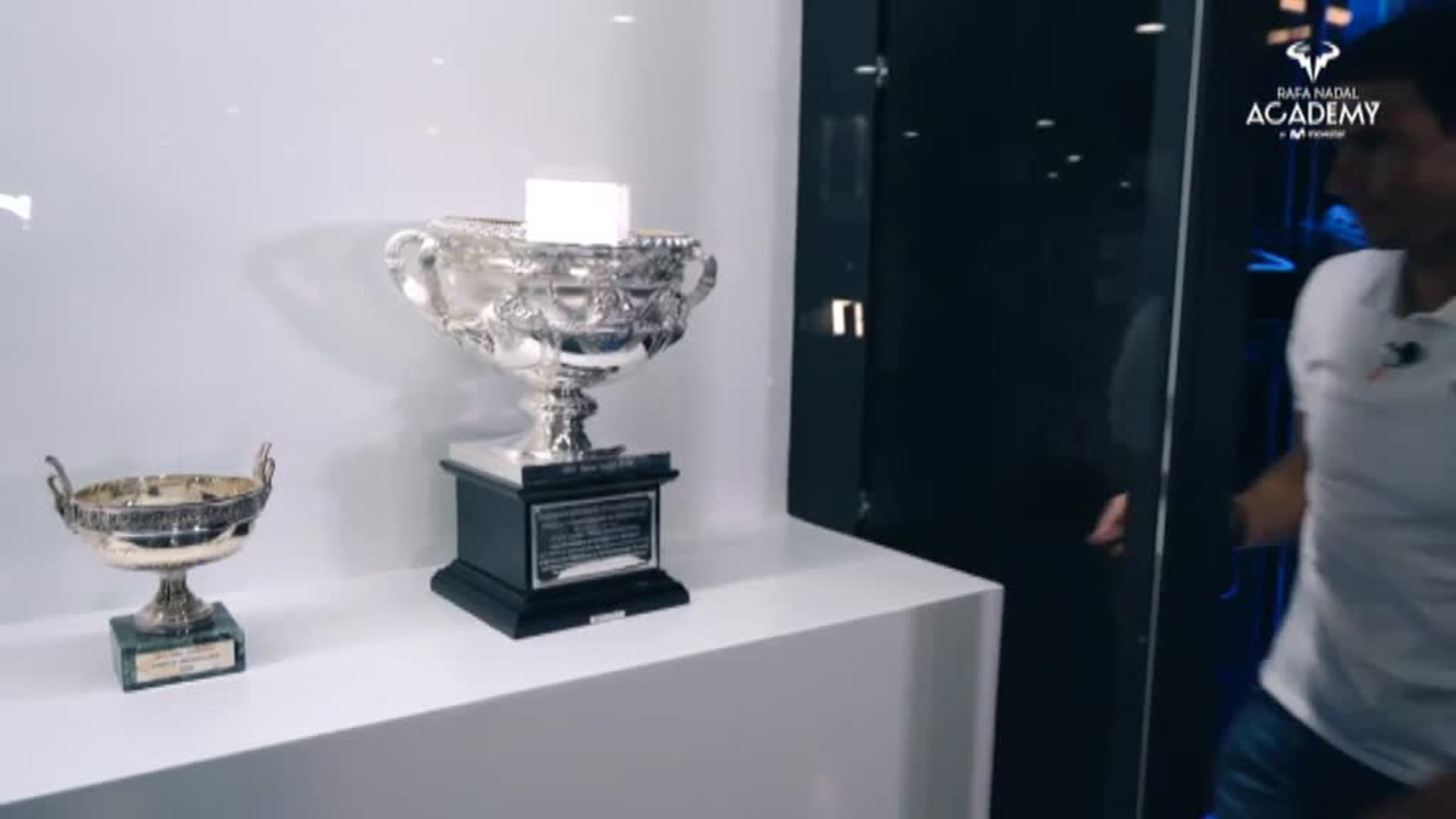 Nadal coloca el trofeo del Open de Australia en el museo de su academia ...