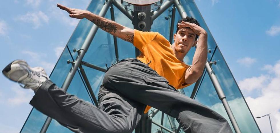 Johnny Fox exhibits his dance in front of the Regional Library | Today ...