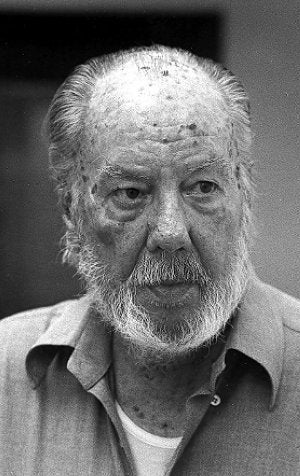 Ramón Gaya entra en su casa | La Verdad